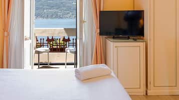 Junior Suite Vista Lago con Balcone | Frigobar, cofres nos quartos, escrivaninha, berços (sobretaxa)
