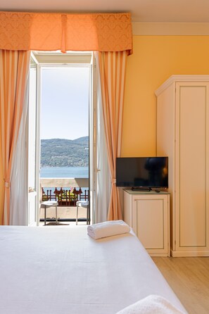 Junior Suite Vista Lago con Balcone | 1 quarto, minibar, cofre no quarto, secretária 