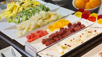 Buffet com frutas e queijos variados.