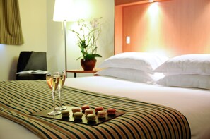 Cofres nos quartos, cortinas blackout, quartos à prova de som