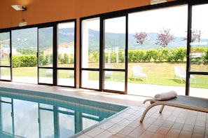 Piscina interna, espreguiçadeiras