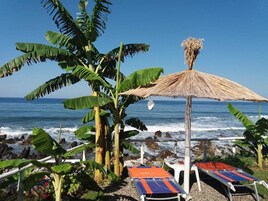 Perto da praia, areia preta, serviço de traslado de/para a praia grátis 