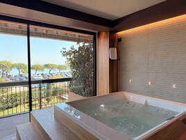 Suite Júnior, banheira de hidromassagem grande, vista parcial para o lago | Roupa de alta qualidade, edredões de penas, minibar 