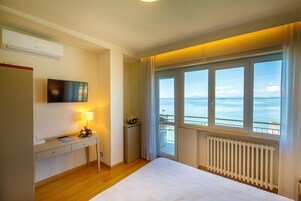 Quarto casal ou duplo luxo, vista para o lago | Edredons de pluma, frigobar, cofres nos quartos, escrivaninha