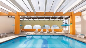 Piscina com espreguiçadeiras e guarda-sóis, rodeada por paredes alaranjadas e grandes janelas.