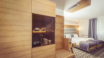 Quarto duplo empresarial | Frigobar, cofres nos quartos, escrivaninha, berços grátis