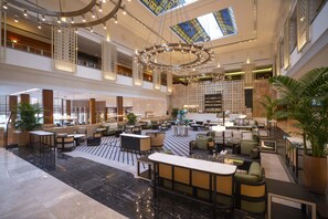2 bares/lounges, saguão/lounge
