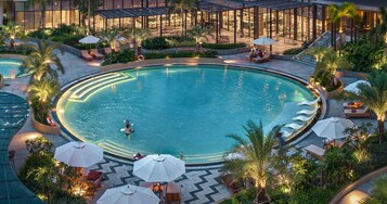 Piscina externa, funciona das 6h às 21h, barracas de cortesia