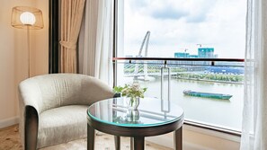 Quarto luxo, 1 cama King, vista para o rio | Frigobar, cofres nos quartos, escrivaninha, cortinas blackout