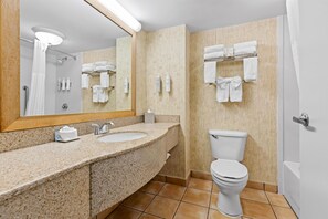 Um secador de cabelo, toalhas fornecidas, sabão, champô 