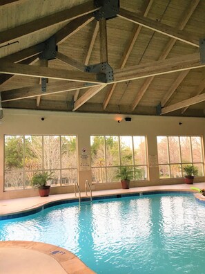 Piscina interior, piscina exterior, espreguiçadeiras 