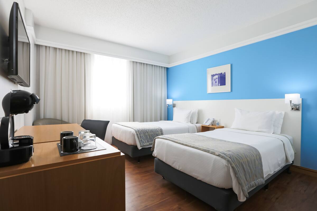 Quarto Twin Deluxe, 2 camas individuais | Minibar, cofre no quarto, secretária, cortinas/cortinados opacos