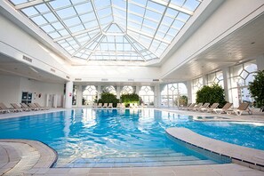Piscina interior, 5 piscinas exteriores, guarda-sóis, espreguiçadeiras 