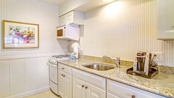 Suite Deluxe, 2 camas de casal, cozinha | Cozinha privada | Um frigorífico, uma cafeteira/bule