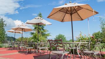 Almoços e jantares servidos, incluindo cozinha local