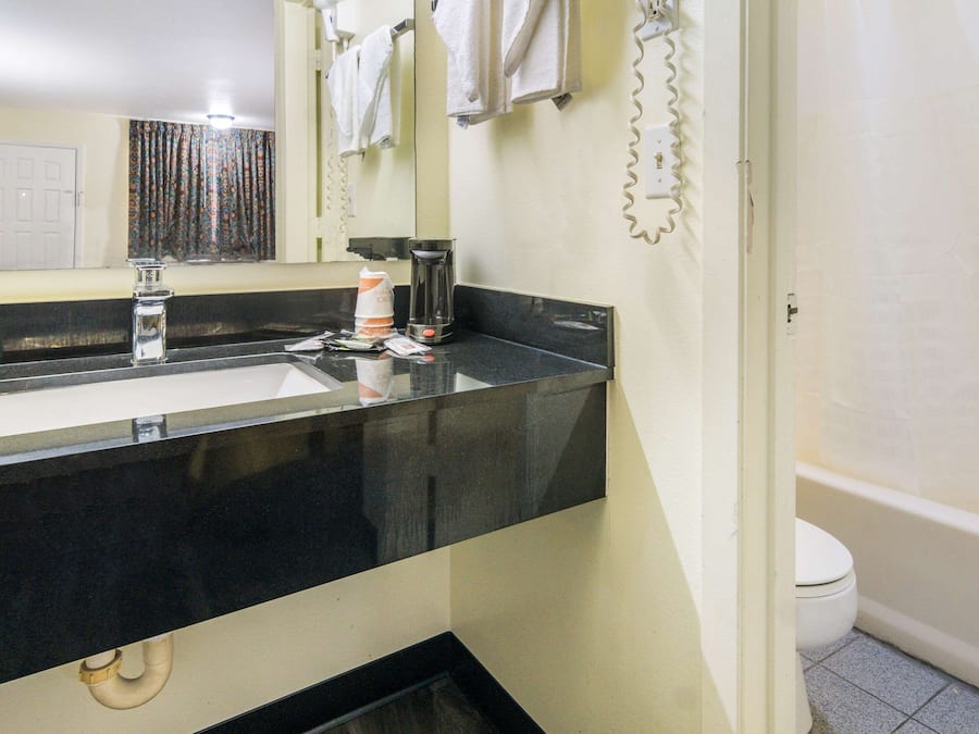 Quarto standard, 2 camas Queen, para fumantes | Banheiro | Banheira, secador de cabelo, toalhas de banho