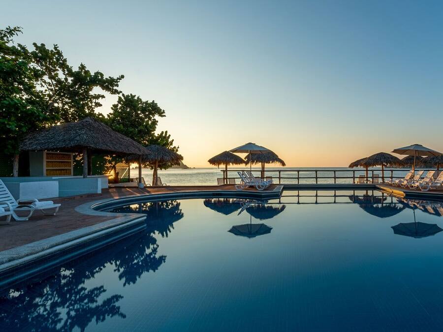 2 piscinas exteriores, guarda-sóis, espreguiçadeiras