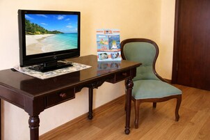 1 quarto, minibar, cofre com capacidade para portátil, secretária 