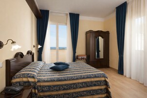 1 quarto, minibar, cofre com capacidade para portátil, secretária