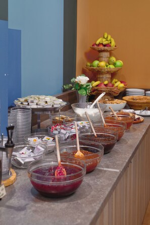 Pequeno-almoço tipo buffet diário mediante uma taxa 
