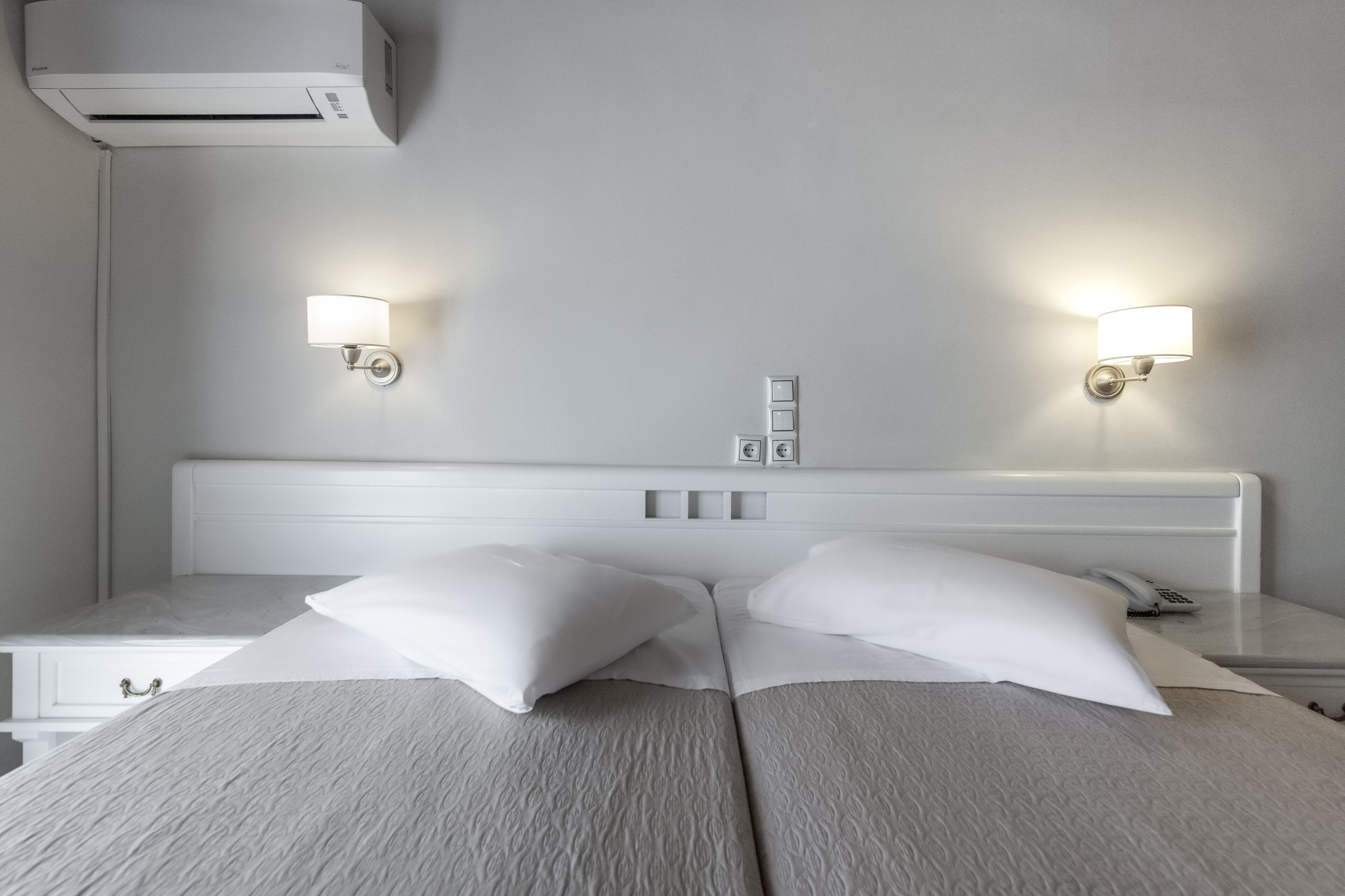Cofres nos quartos, cortinas blackout, Wi-Fi de cortesia, roupa de cama