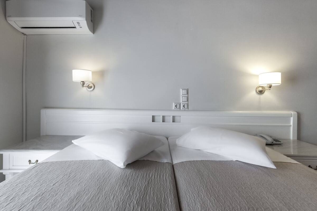 Cofres nos quartos, cortinas blackout, Wi-Fi de cortesia, roupa de cama