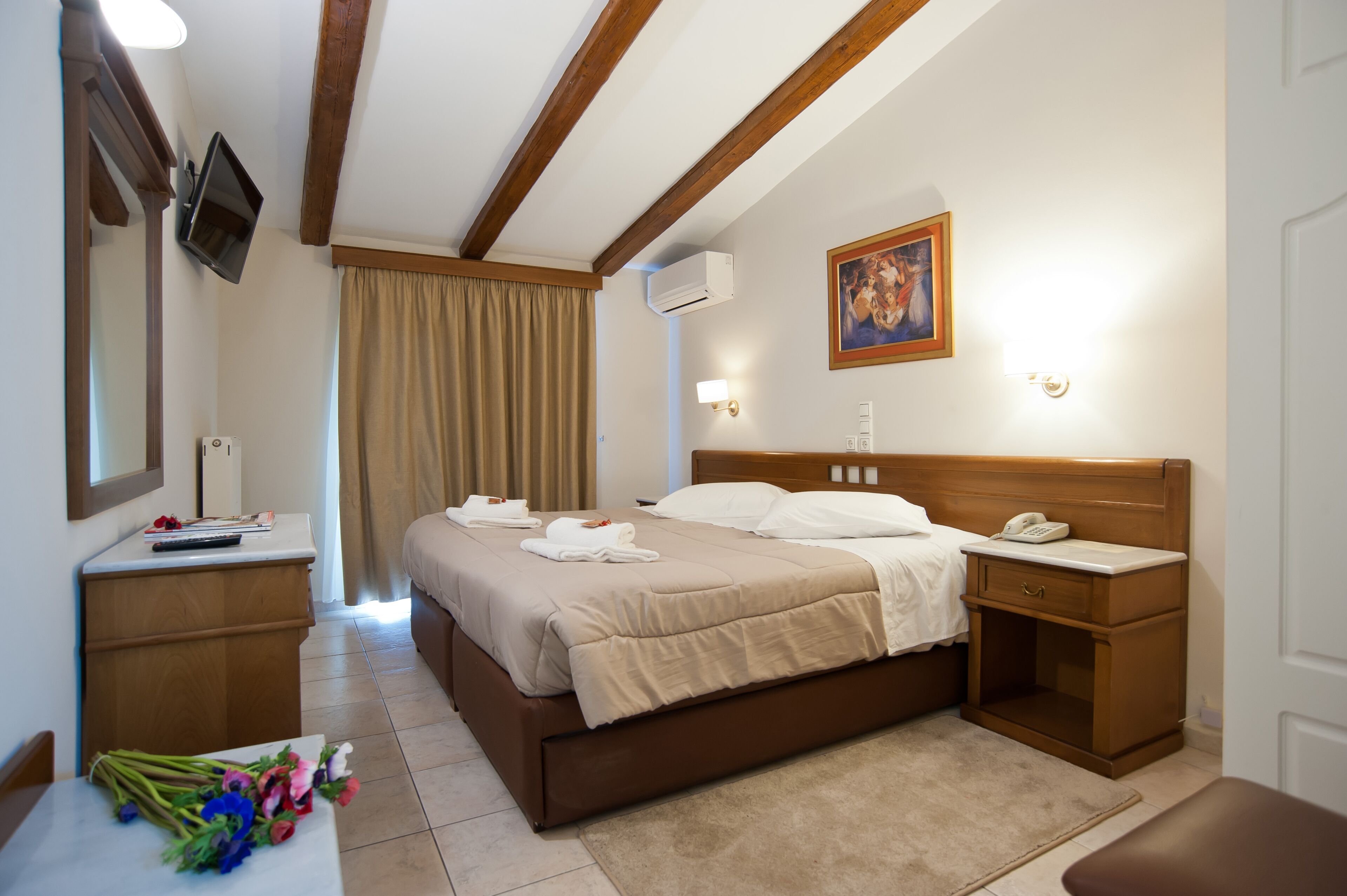Cofres nos quartos, cortinas blackout, Wi-Fi de cortesia, roupa de cama