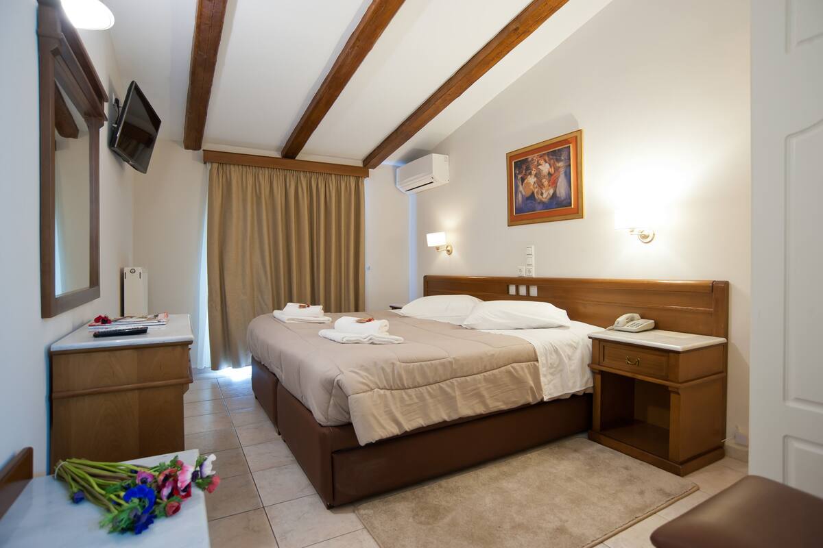 Cofres nos quartos, cortinas blackout, Wi-Fi de cortesia, roupa de cama