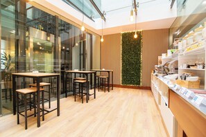 Café da manhã com buffet todos os dias (EUR 8 por pessoa) 