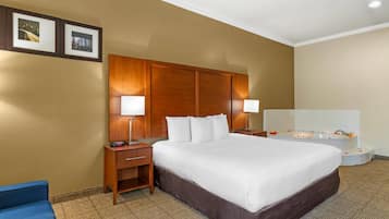 Suíte, 1 cama King e sofá-cama, acessível, para não fumantes | Cofres nos quartos, escrivaninha, espaço de trabalho para notebook