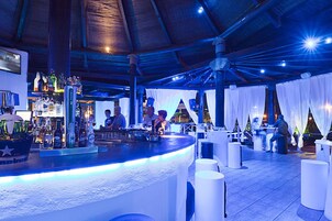 2 bares/lounges, um bar junto à piscina, um bar de praia