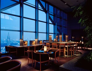 2 bares/lounges 