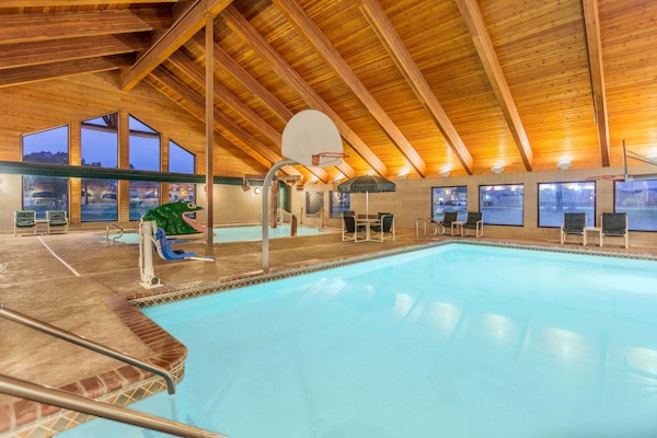 3 piscinas internas, funciona das 9h às meia-noite, guarda-sóis