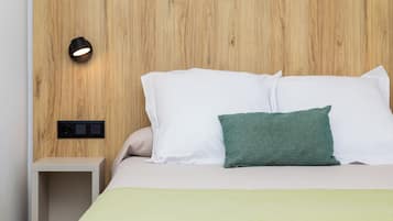 Minibar, cofre no quarto, secretária, cortinas/cortinados opacos