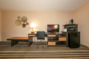 Quarto Empresarial, 2 camas queen-size, não fumadores (Second Floor) | Sala de estar | Televisor de ecrã plano de 32 polegadas com canais digitais, televisor 