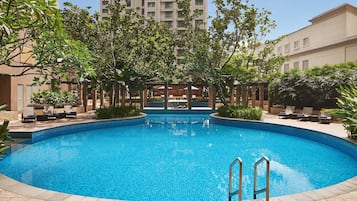 Piscina exterior, da(s) 8:00 à(s) 20:00, guarda-sóis