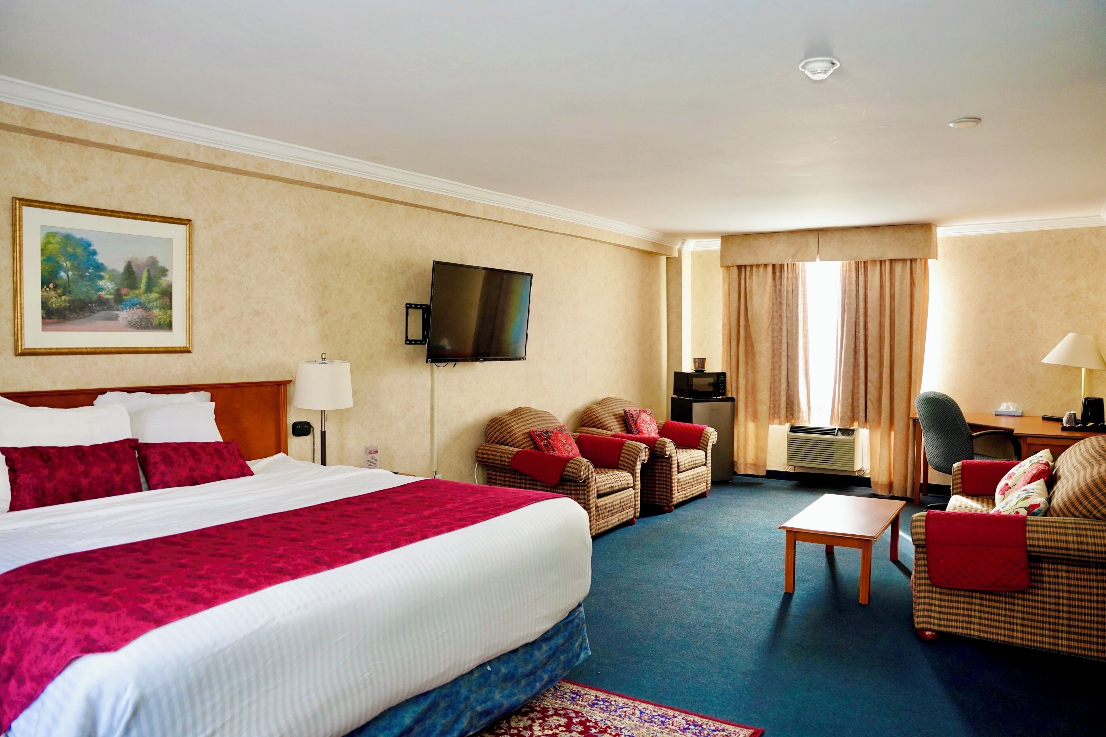 Suíte executiva, 1 cama King e sofá-cama, para não fumantes, banheira de hidromassagem | Escrivaninha, espaço de trabalho para notebook, cortinas blackout