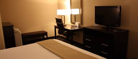 Cofre no quarto, secretária, cortinas/cortinados opacos