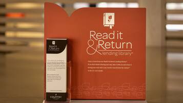 Um livro com o título "Read it & Return Lending Library", descrevendo um serviço de empréstimo de livros.