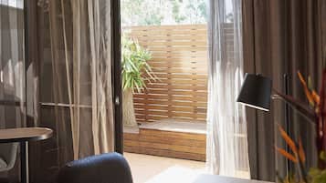 Quarto, 1 cama king-size, junto ao pátio | Cofre no quarto, secretária, quartos insonorizados