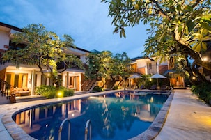 Piscina exterior, espreguiçadeiras 