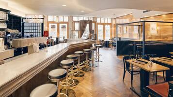 Pequenos-almoços servidos, com espaço para refeições ao ar livre