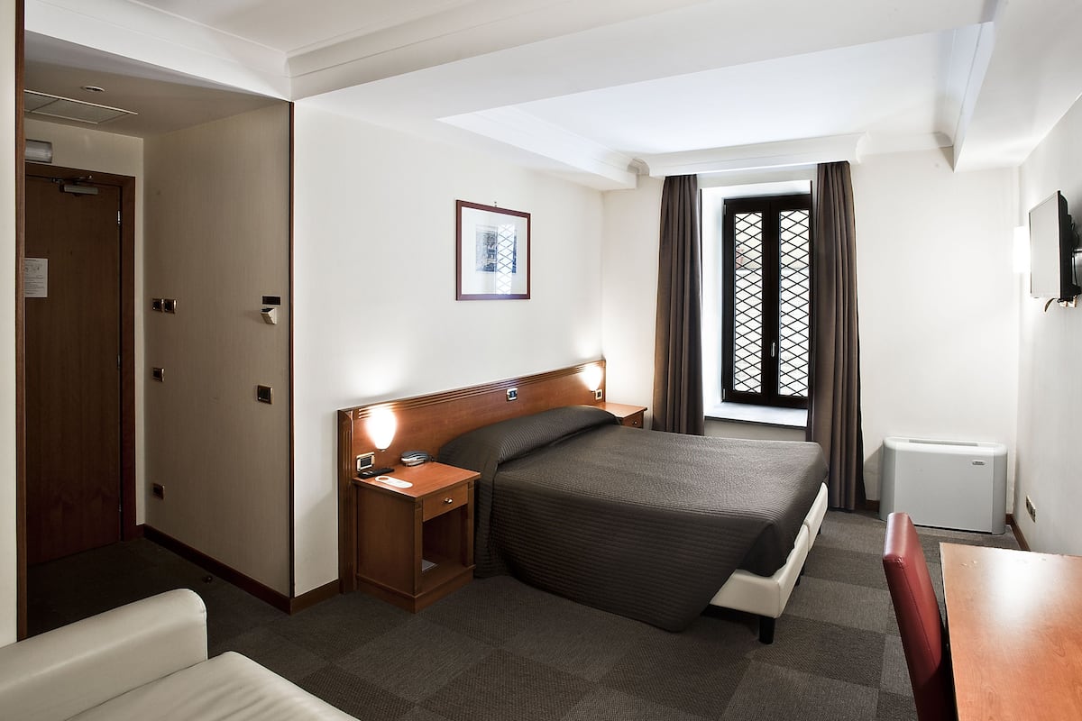 Minibar, cofre no quarto, secretária, quartos insonorizados