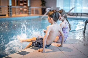 Piscina interior, espreguiçadeiras 