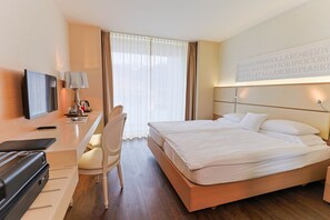 Quarto Duplo Comfort, varanda | Minibar, cofre no quarto, secretária, ferro/tábua de engomar 