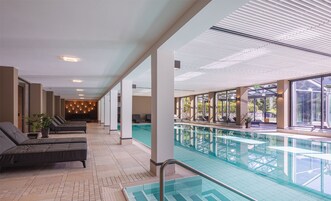 Piscina interior, piscina exterior, espreguiçadeiras 