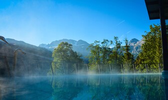 Piscina interior, piscina exterior, espreguiçadeiras 