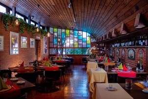 Almoços e jantares servidos, com espaço para refeições ao ar livre 