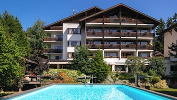 Piscina exterior, guarda-sóis, espreguiçadeiras