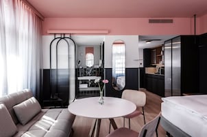 Quarto Duplo Deluxe | Roupa de alta qualidade, minibar, cofre no quarto 